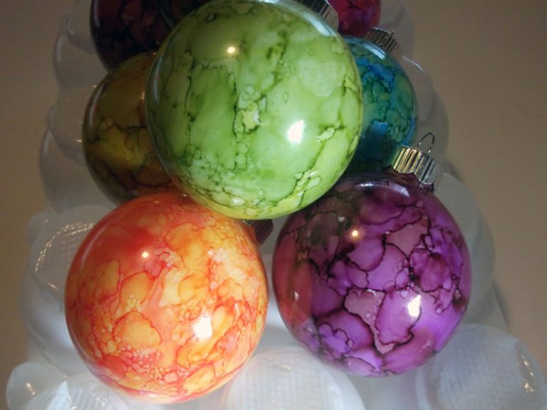 Alcohol Ink Christmas Ornaments – The Crafty Curmudgeon